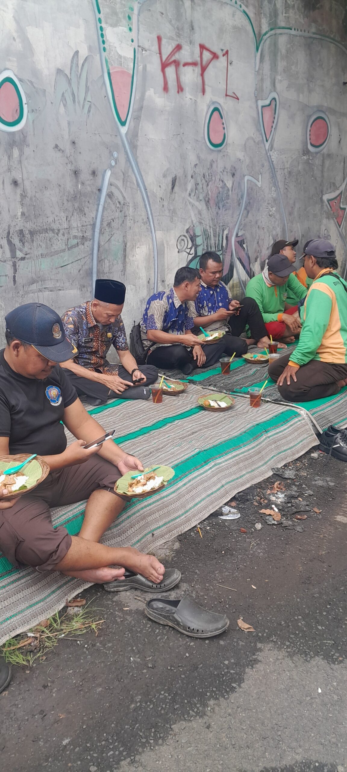 Kepala Dinas PKPLH Kudus Ajak Petugas Kebersihan Sarapan Bersama Usai ...