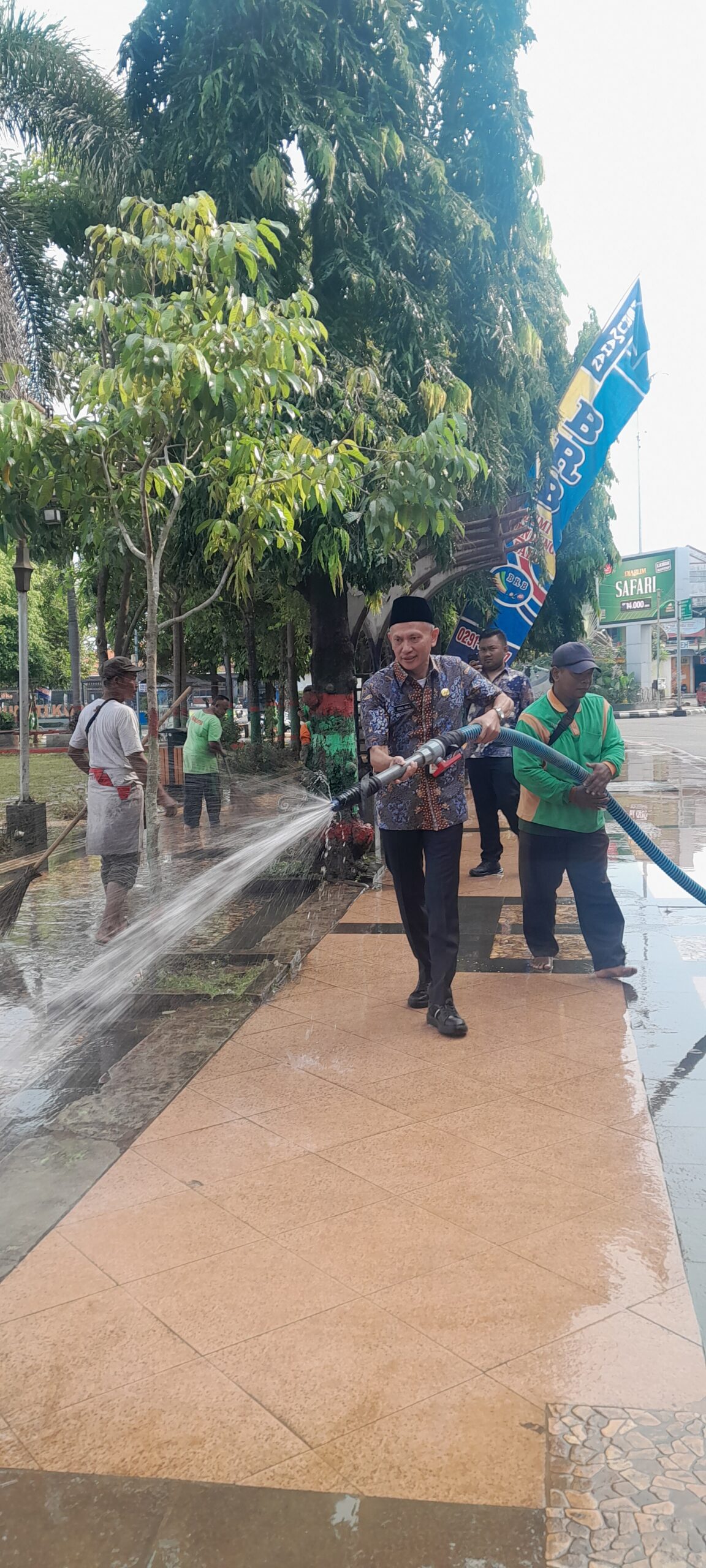 PKPLH Kudus Kerahkan Petugas dan Tangki Air, Alun-Alun Kembali Bersih ...